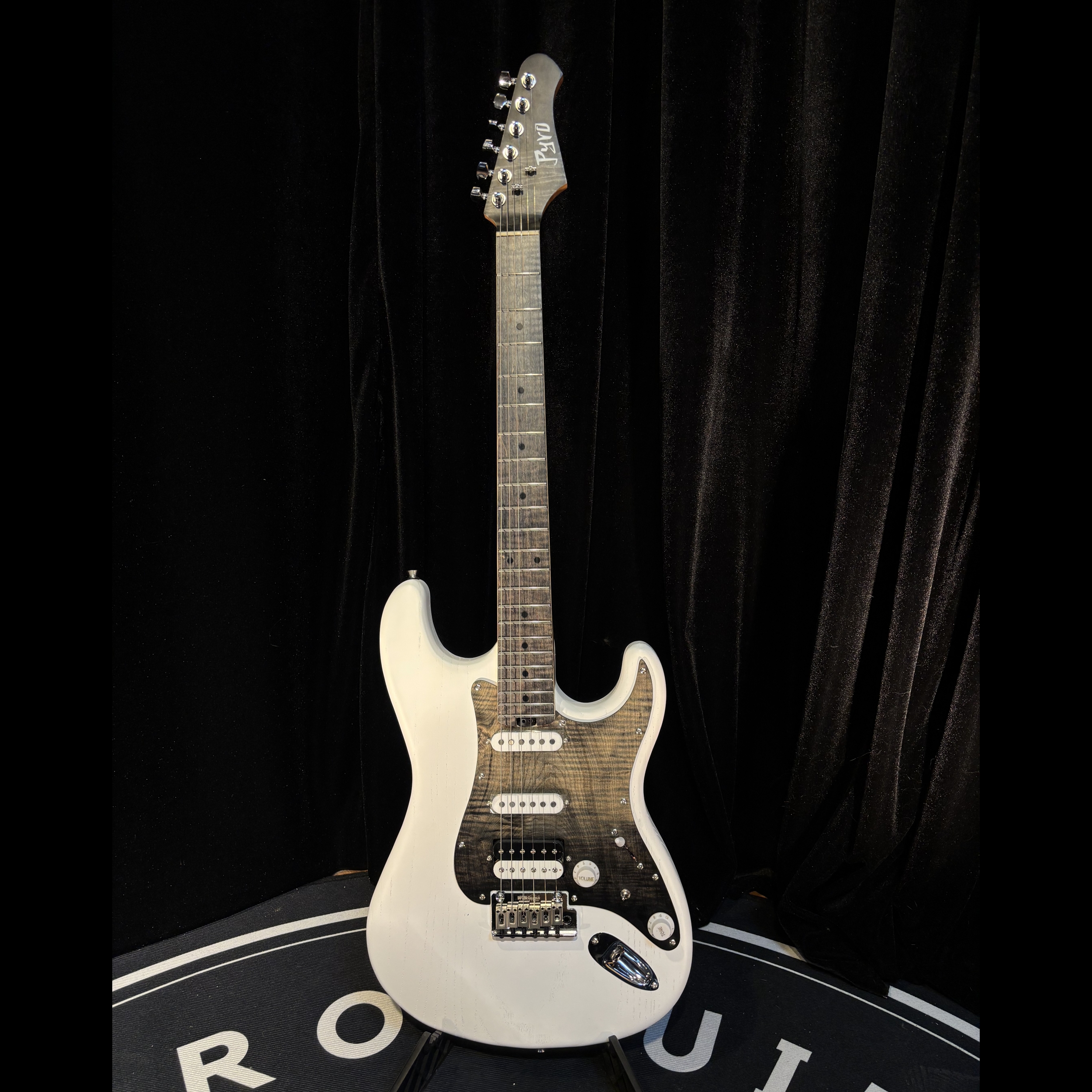 Shadow Caster-Grey – pyro guitars